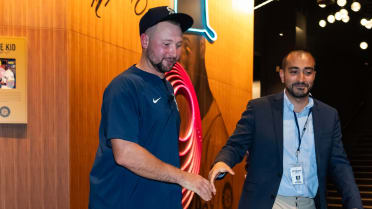 Mariners' Alex Mayer connecting with fans through stats