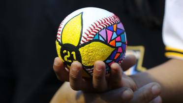Pirates, Mets wear 21 on Roberto Clemente Day