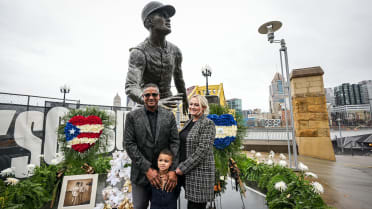 Roberto Clemente Jr. honors father on 50th anniversary of his death