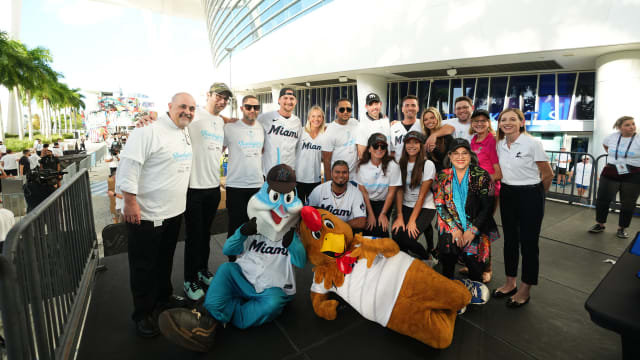 Peter Bendix joins Marlins' Thanksgiving event