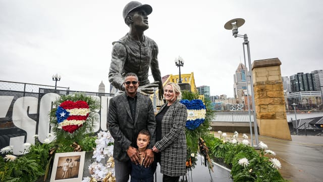 Roberto Clemente Jr. honors father on 50th anniversary of his death