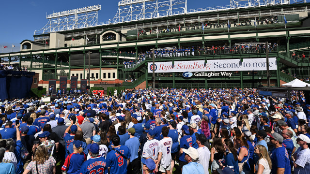 Ryne Sandberg's statue unveiled in ceremony at Wrigley Field