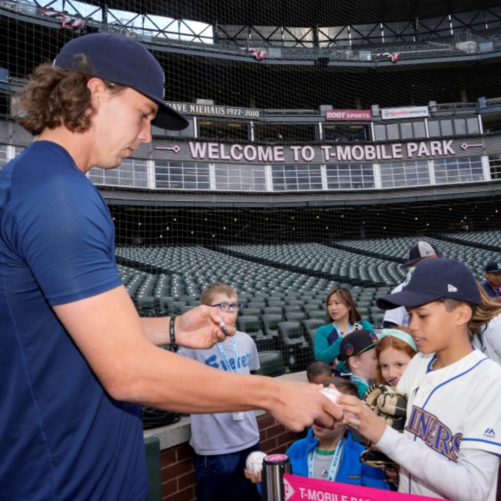 Players in the Community | Seattle Mariners