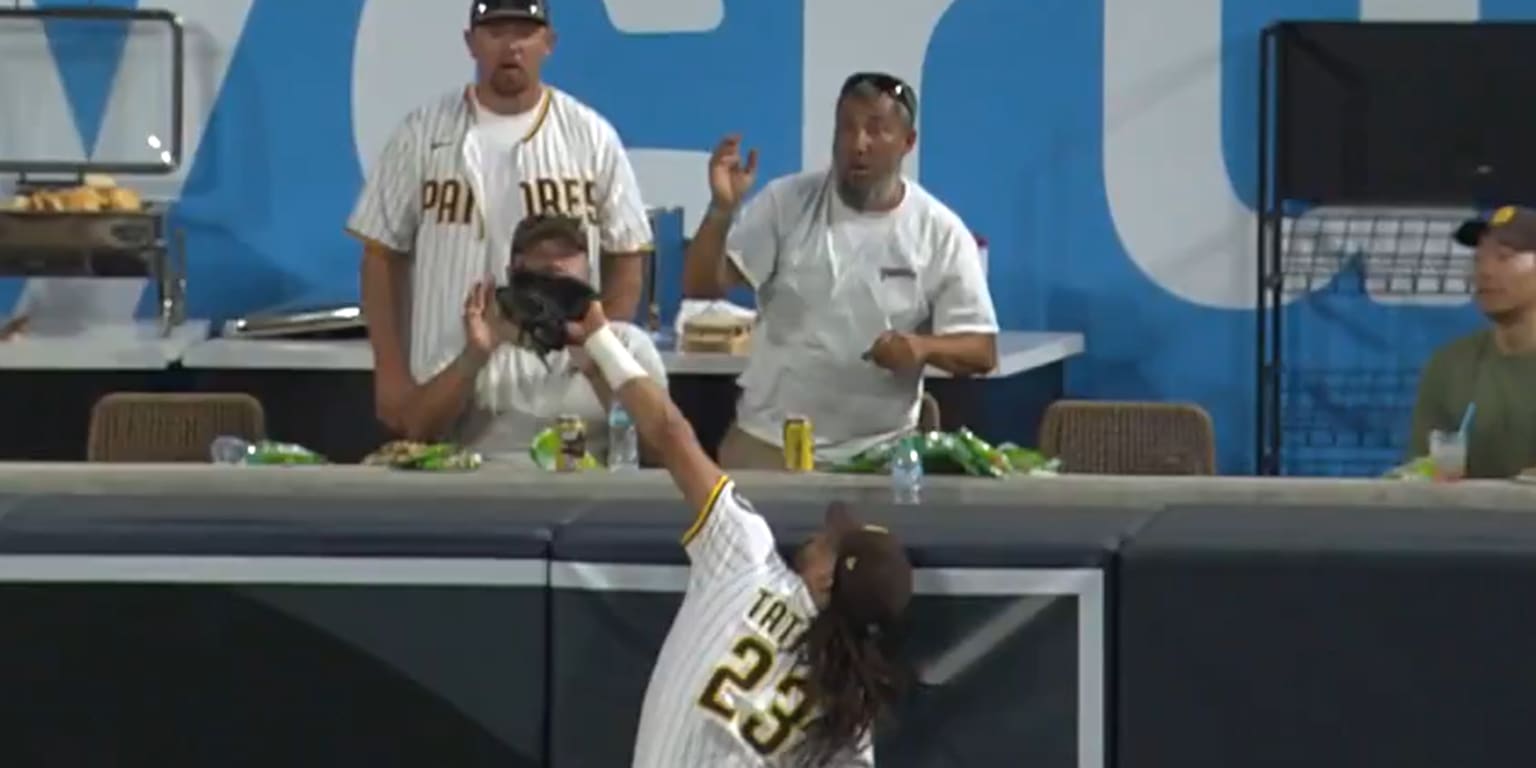 Fernando Tatis Jr. robs Mark Vientos of home run