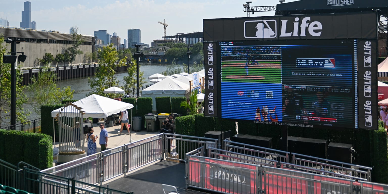MLB hosts EEEEEATSCON food festival in Chicago