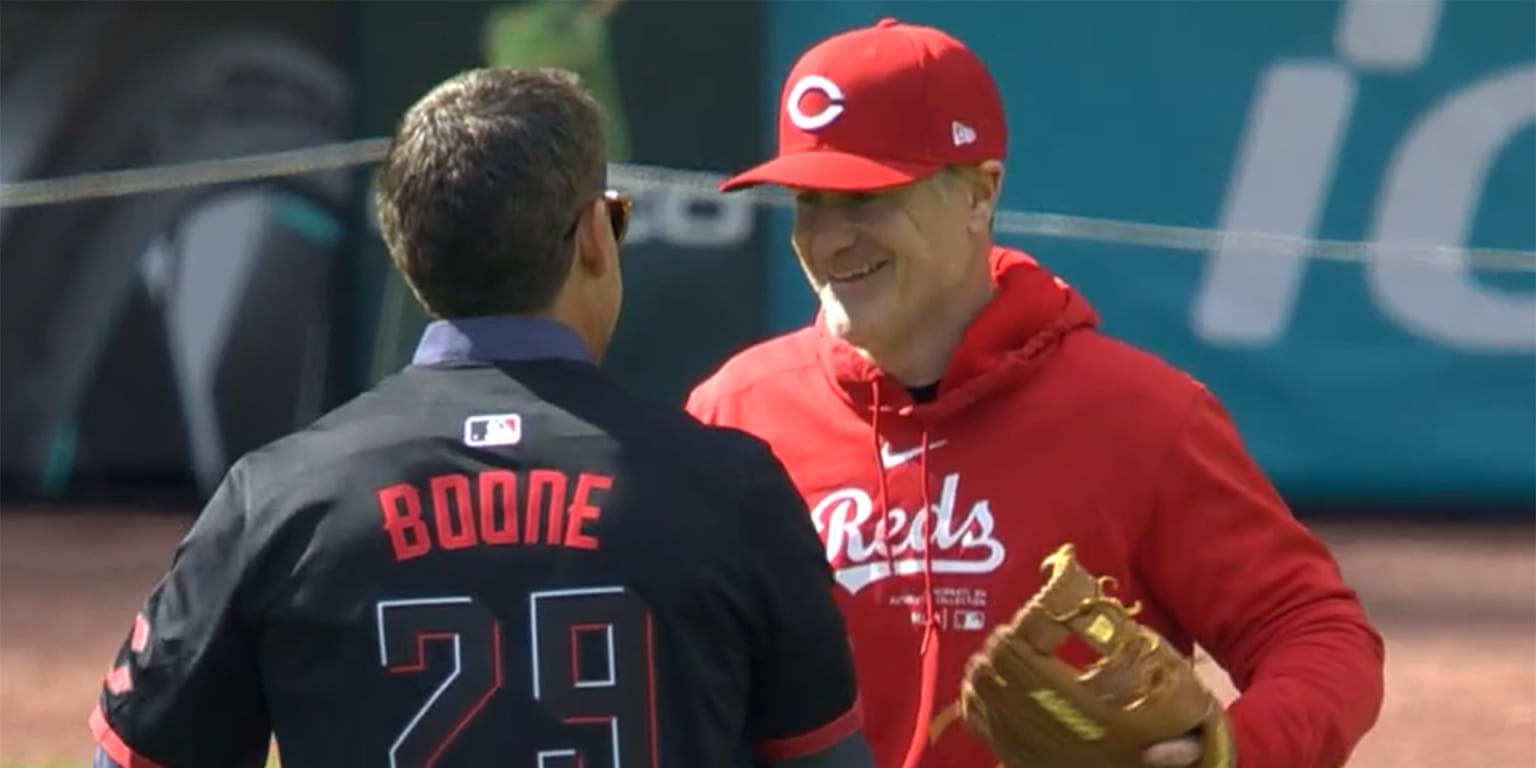 David Bell, Bret Boone reunite for Reds' first pitch