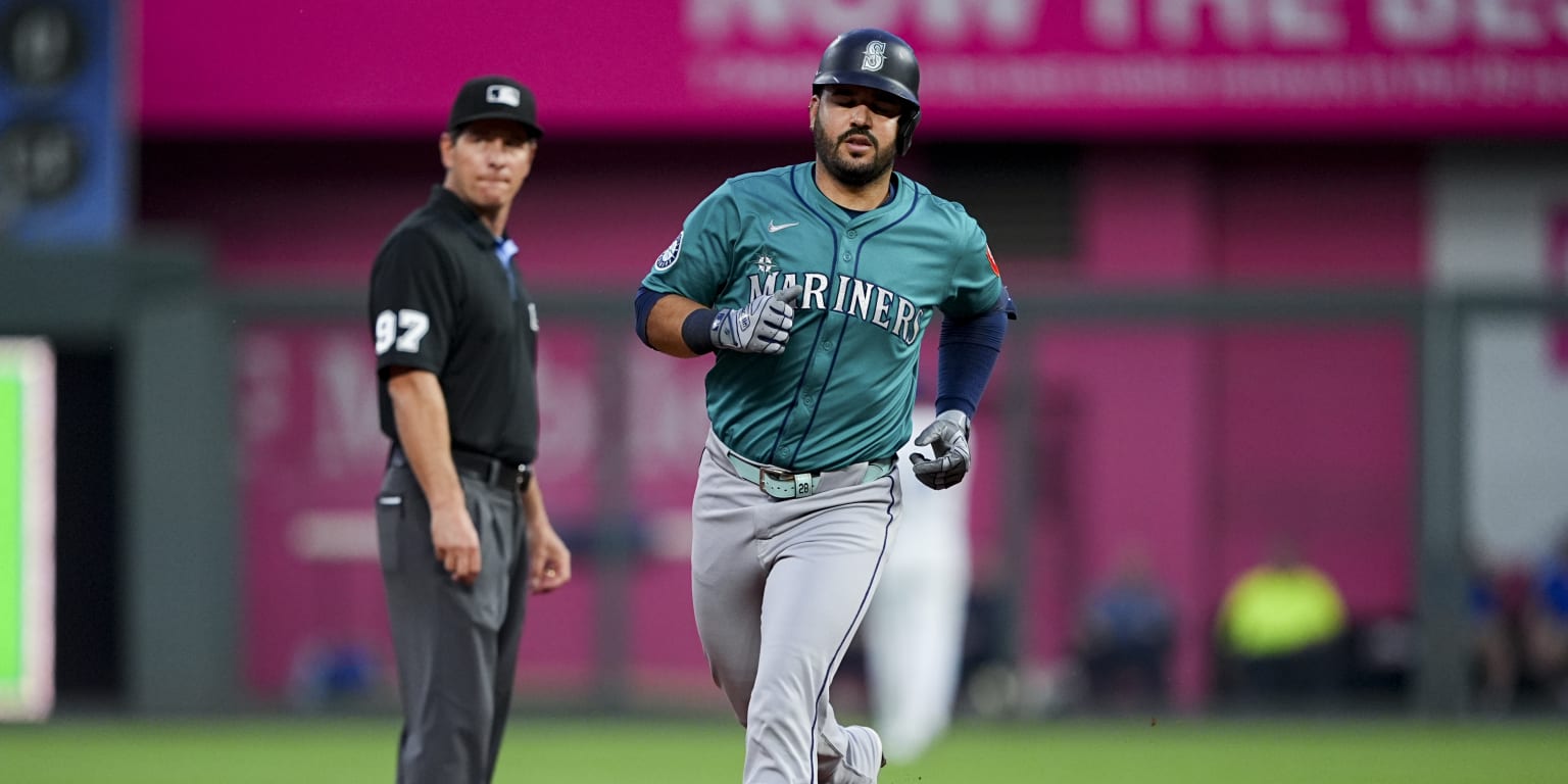 Eugenio Suárez logs four hits in Mariners' loss to Royals
