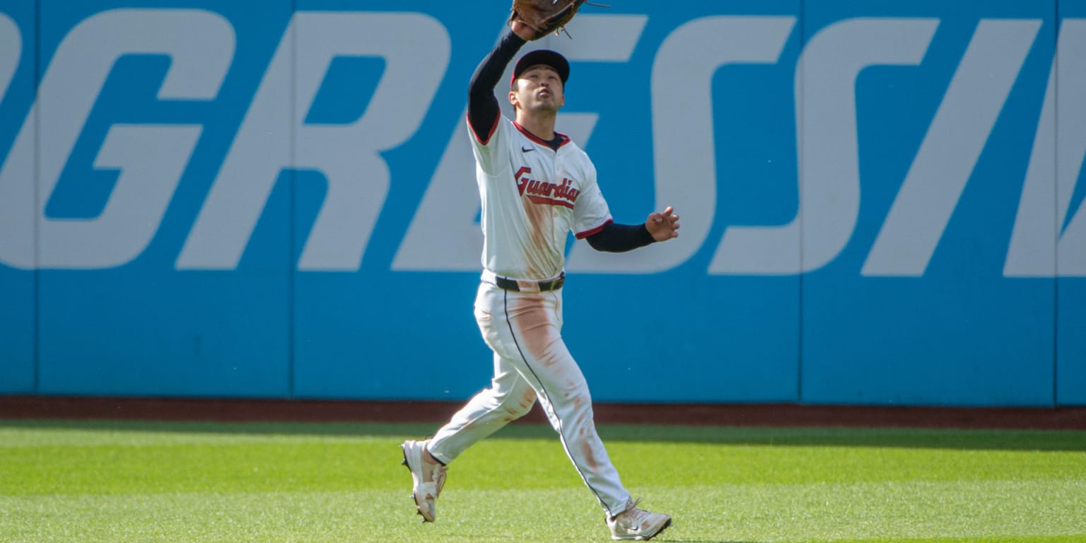 Steven Kwan wins 4th consecutive Gold Glove Award