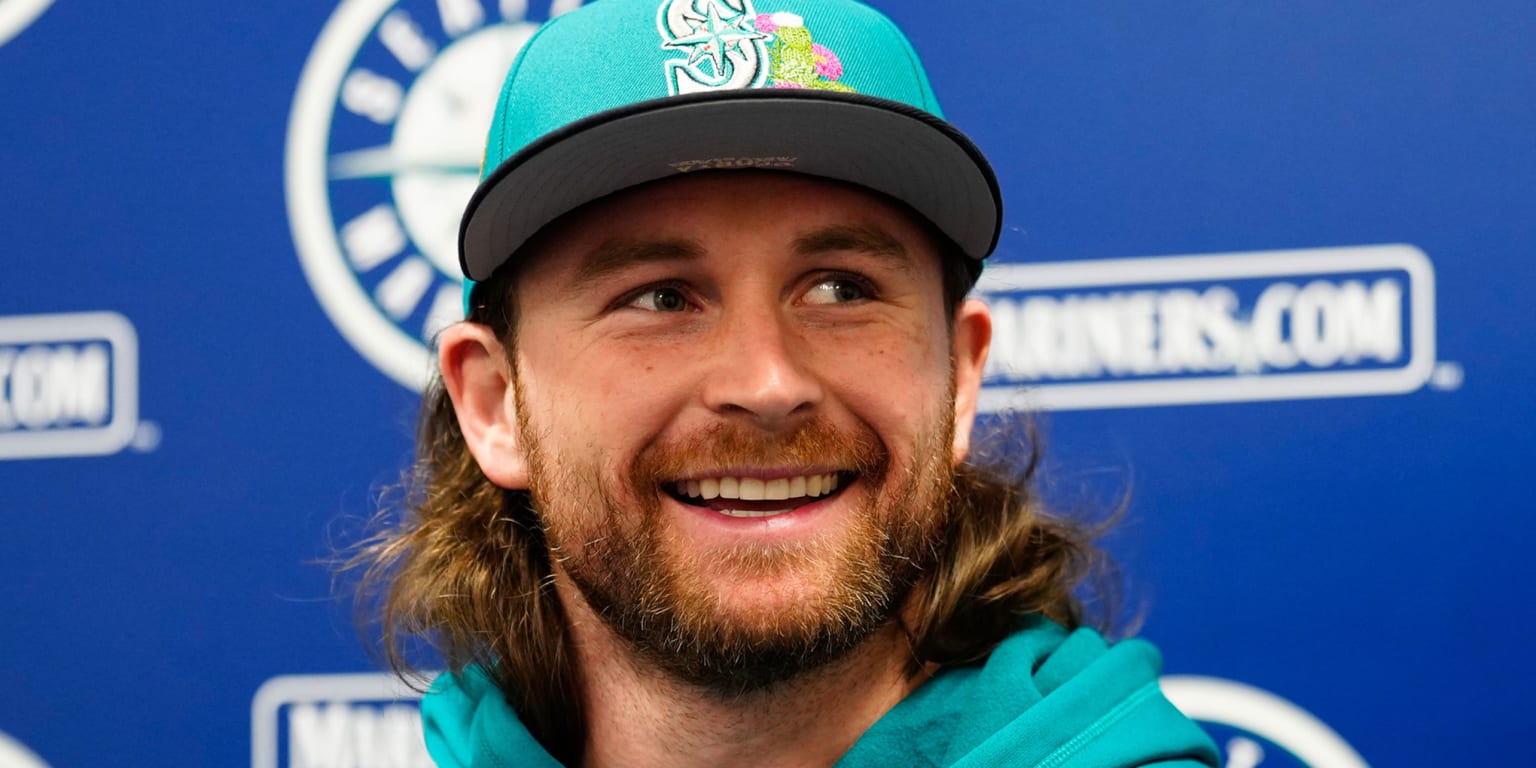 Brendan Donovan arrives at Mariners camp, discusses his playing style