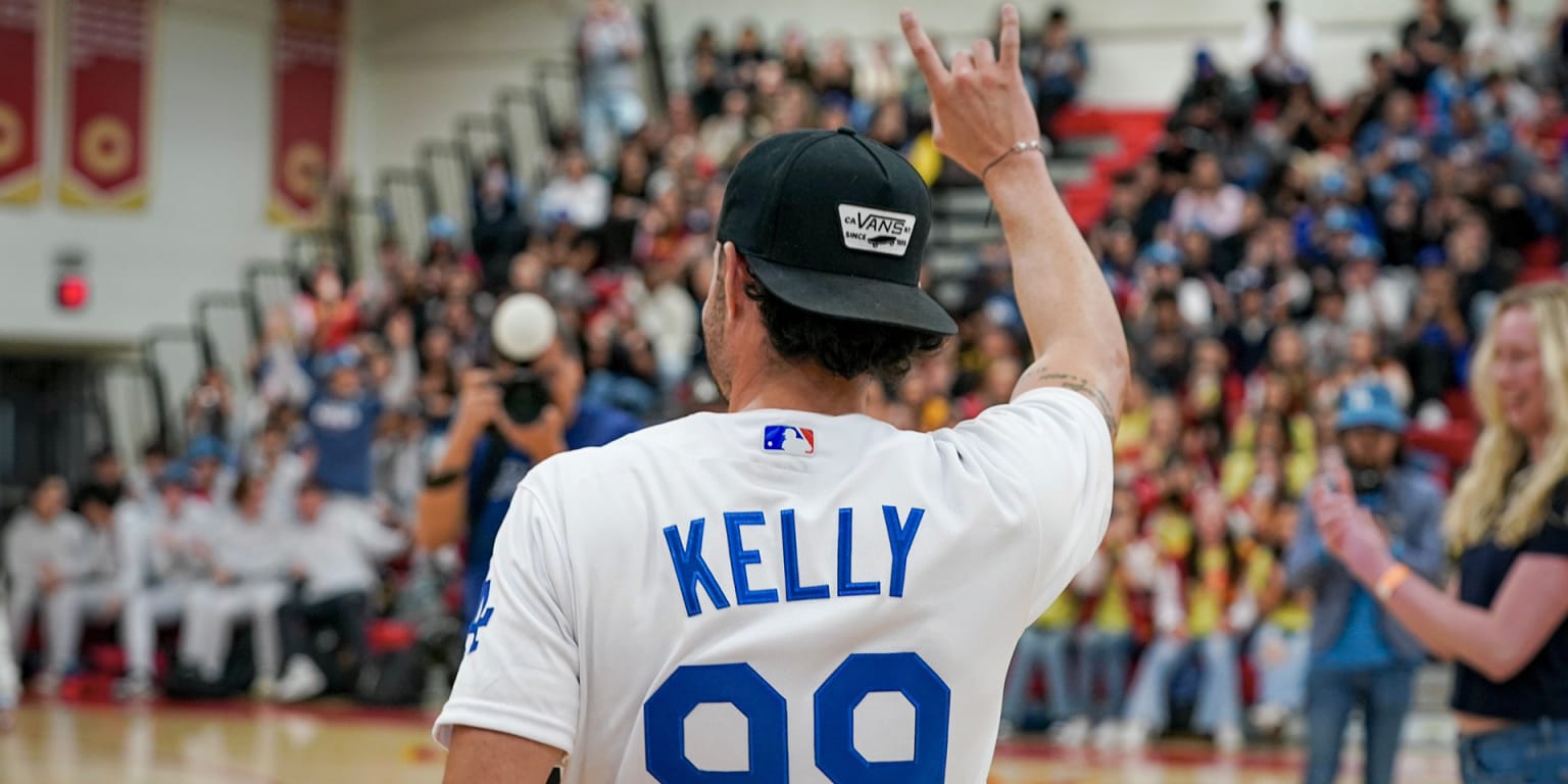 Joe Kelly gets into dance-off at high school alma mater