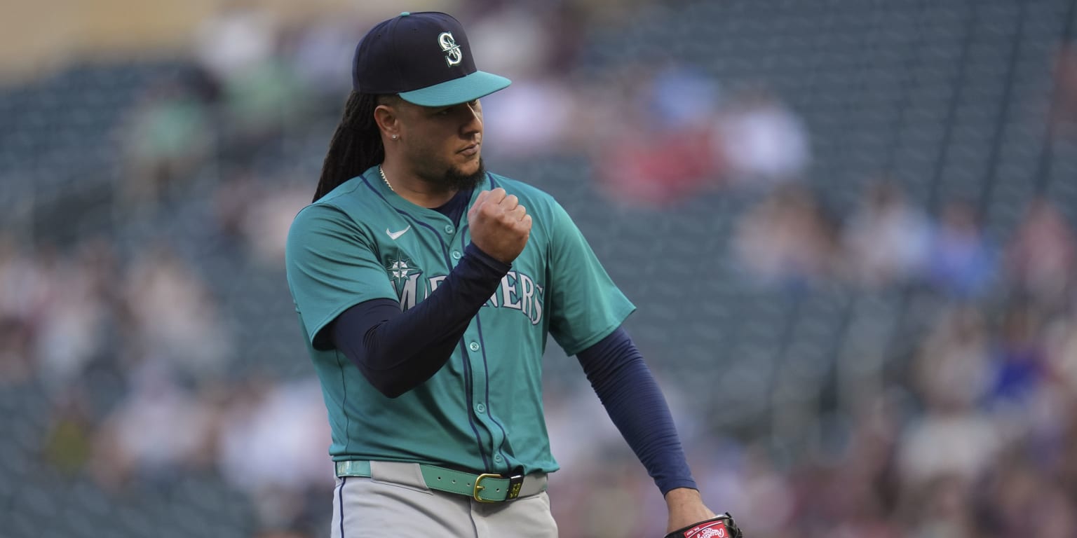 Luis Castillo has strong outing vs. Twins