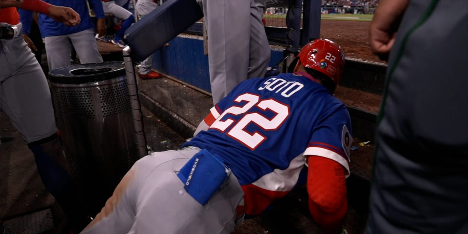 Juan Soto does pushups after warning track flyout