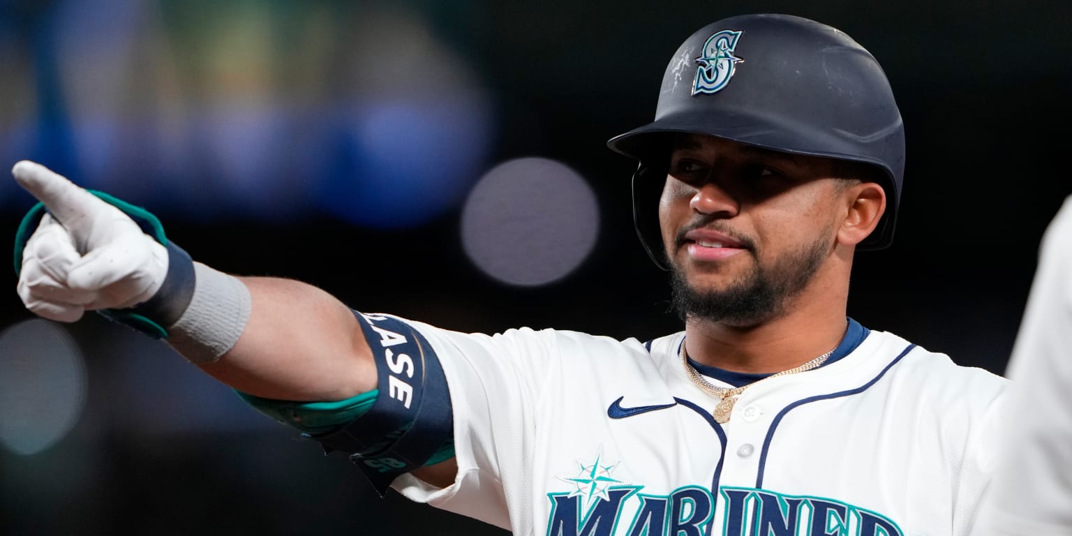 Jonatan Clase called up to Major Leagues by Mariners