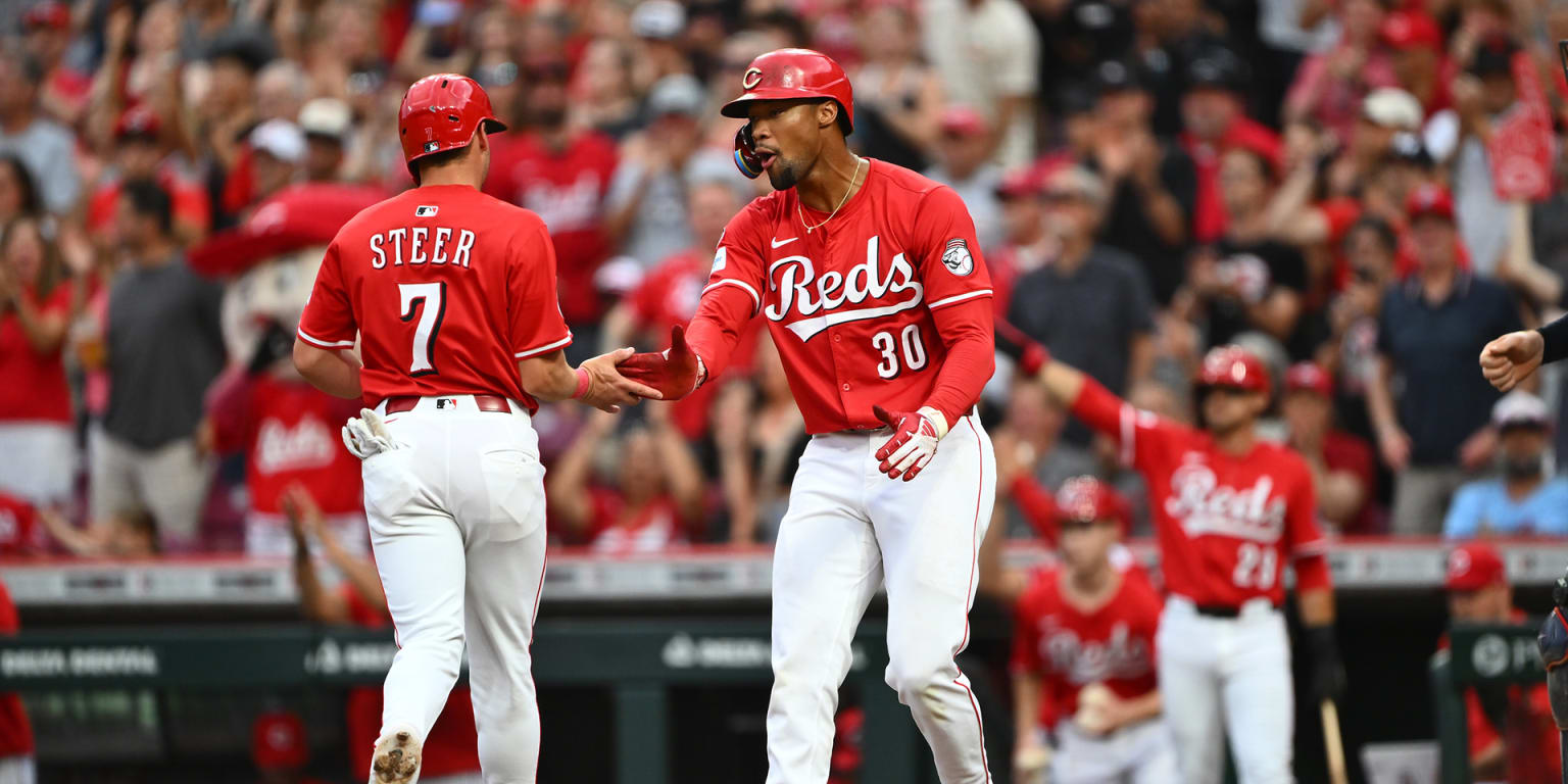 Reds rally for win vs. Twins