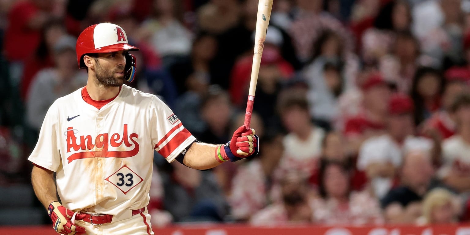 Chris Taylor re-signs with Angels, reports to camp