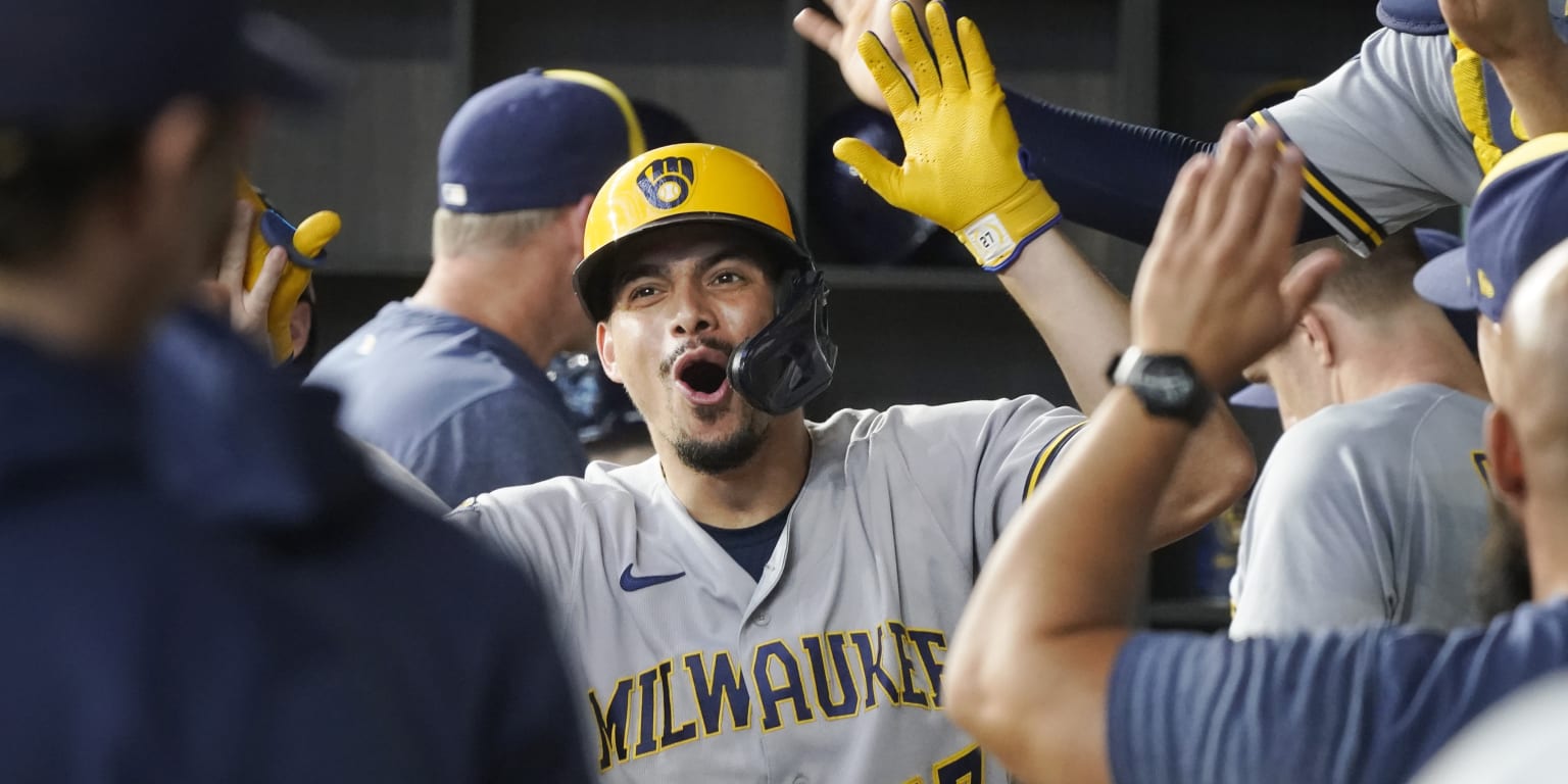 Cerveceros doblegan a Rangers con enorme jornada de Adames