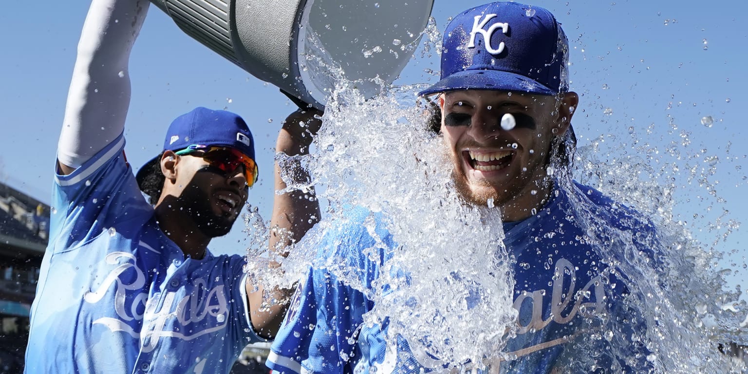 Royals tie franchise record with 11 hits, 9 runs in first inning