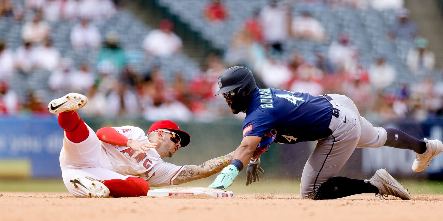 Mariners' defensive lapses contribute to extra-innings loss