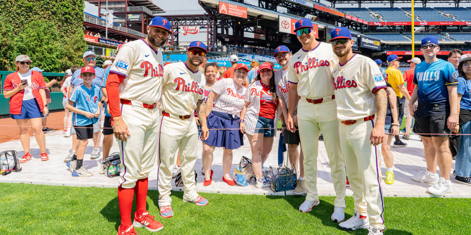 Fans Take the Field with Players for Coca-Cola Photo Day | MLB.com