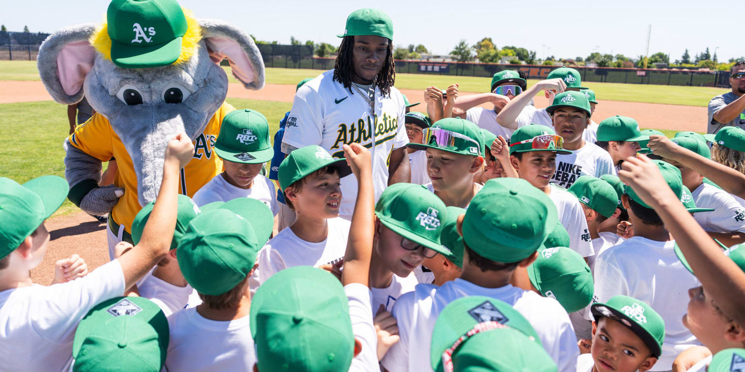 Lawrence Butler visits West Sacramento Little Leaguers