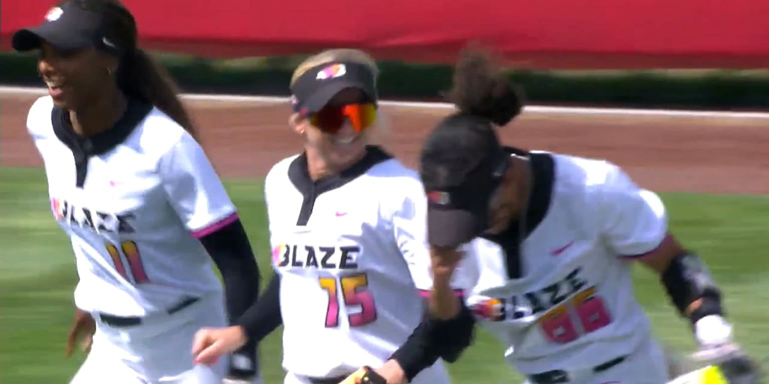 McKenzie Clark makes leaping catch for AUSL's Blaze