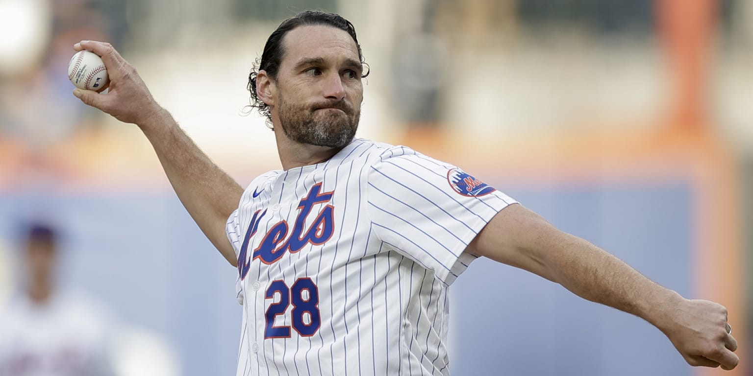 Daniel Murphy throws first pitch for Mets in MLB playoffs