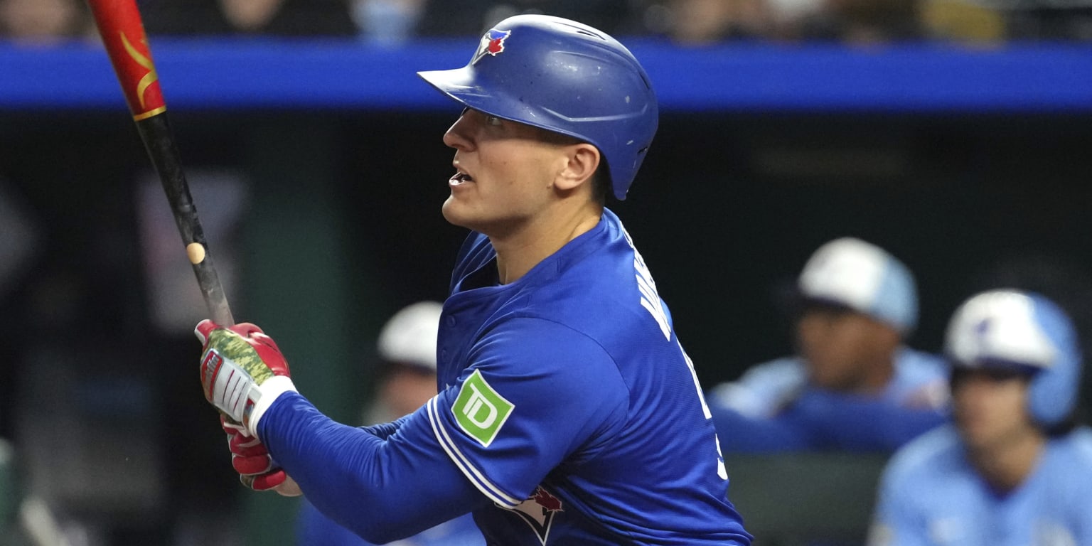 Blue Jays' lead in AL East dips to two games with loss to Royals
