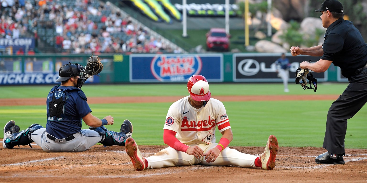 Mariners get out of inning on crazy play in infield