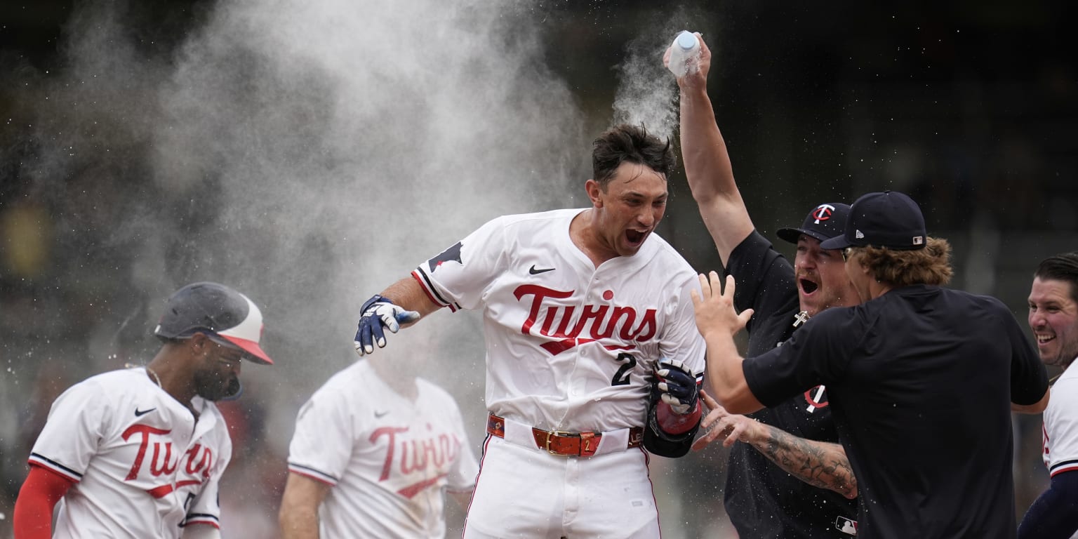 Brooks Lee's bunt single secures second straight walk-off for Twins