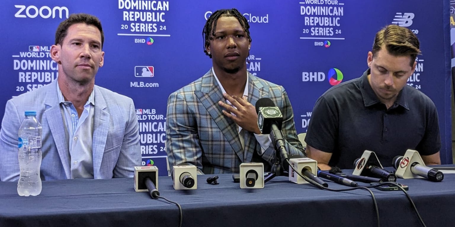 Brayan Bello y su gente se robaron el show en anuncio de contrato ...