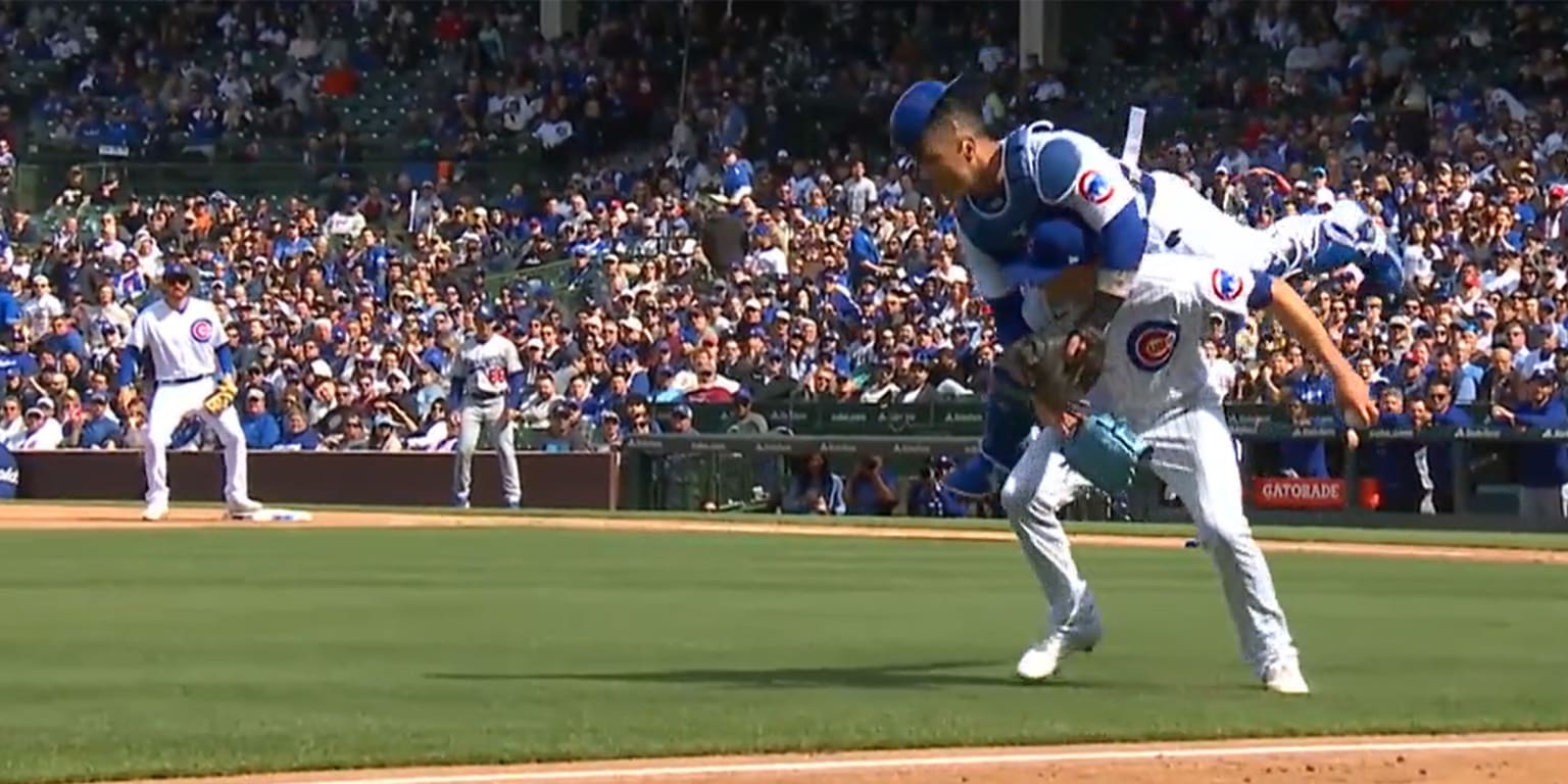 Qué haces?! Cátcher choca con su lanzador y arruina el perfecto