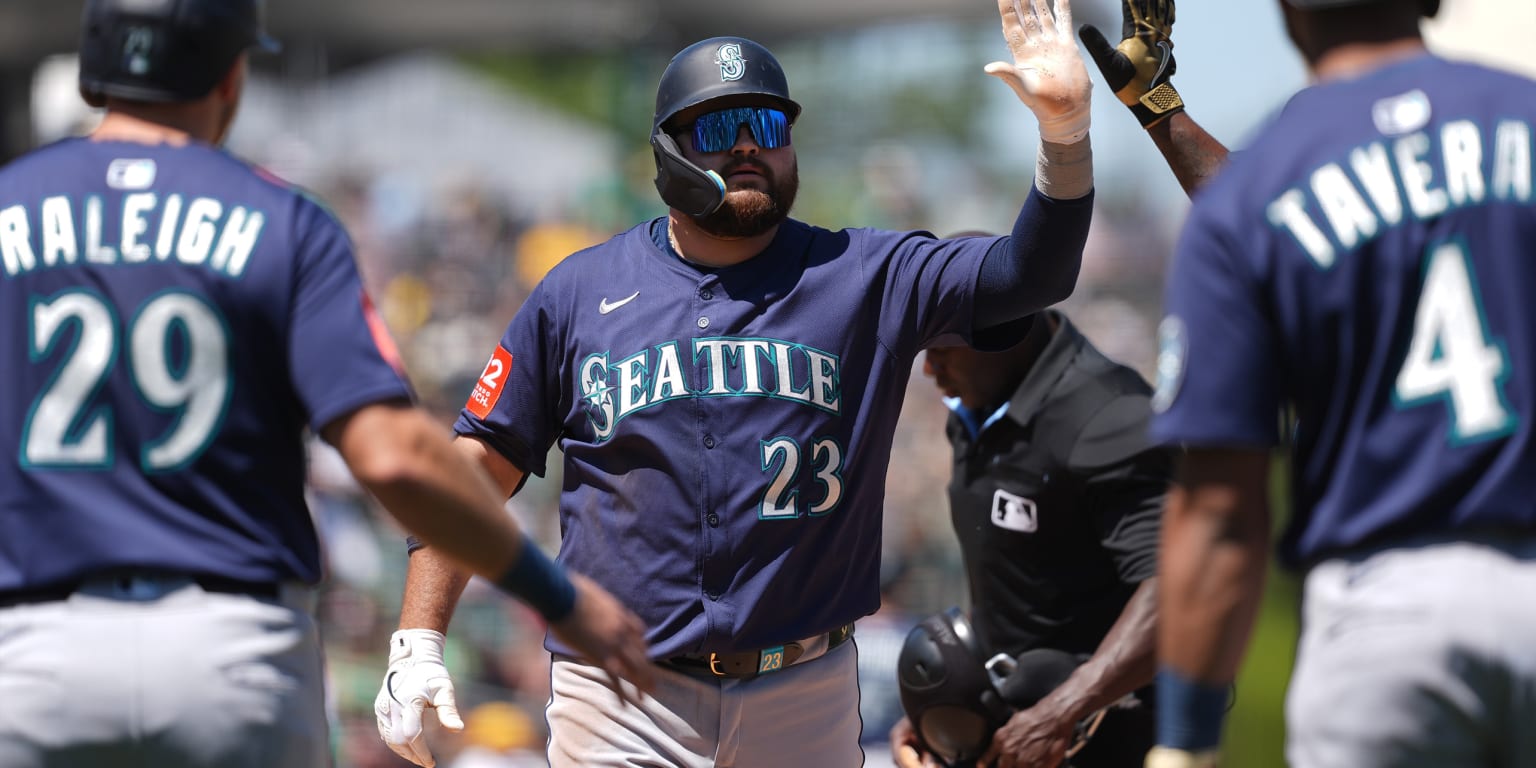 Mariners rally to beat A's in series finale