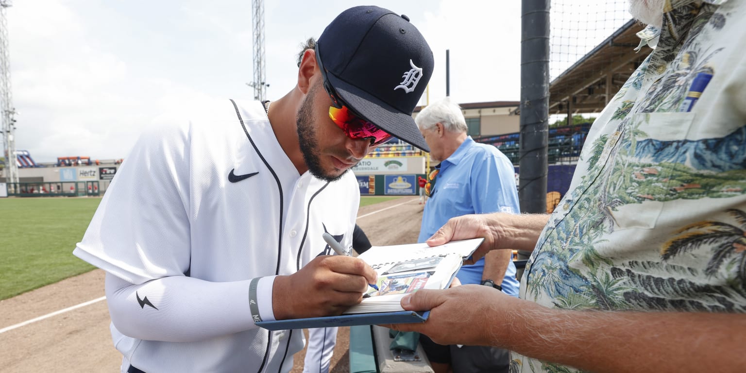 Roberto Campos, Tigers prospect, learns English from Taylor Swift
