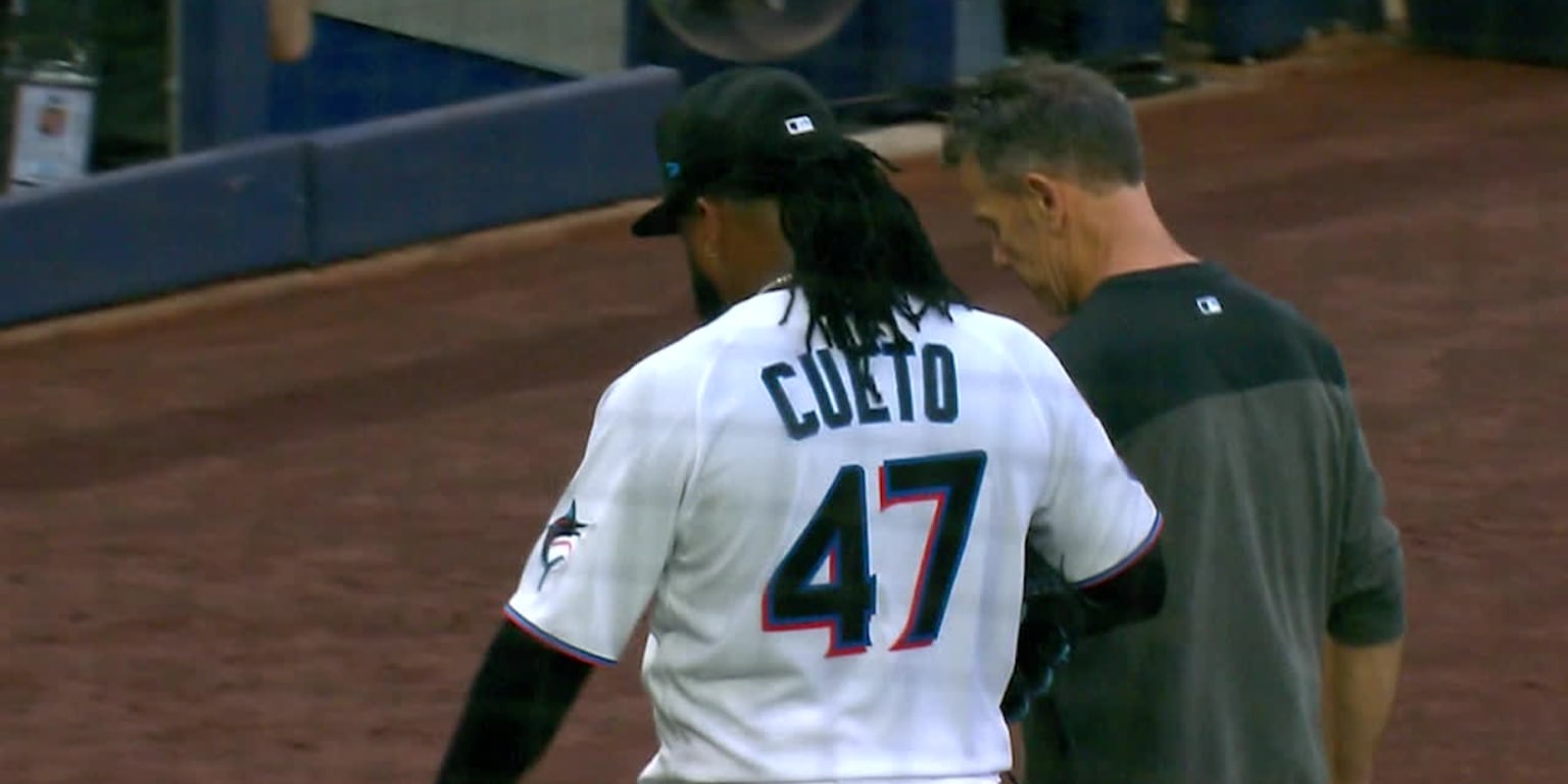 Johnny Cueto abandona su apertura debido a molestia en el bíceps