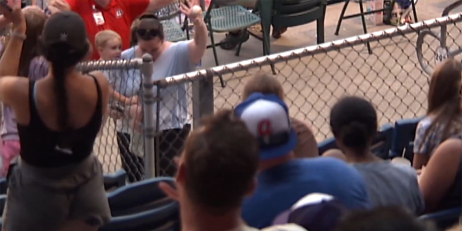Mom makes spectacular catch with child in arm at Chattanooga Lookouts game