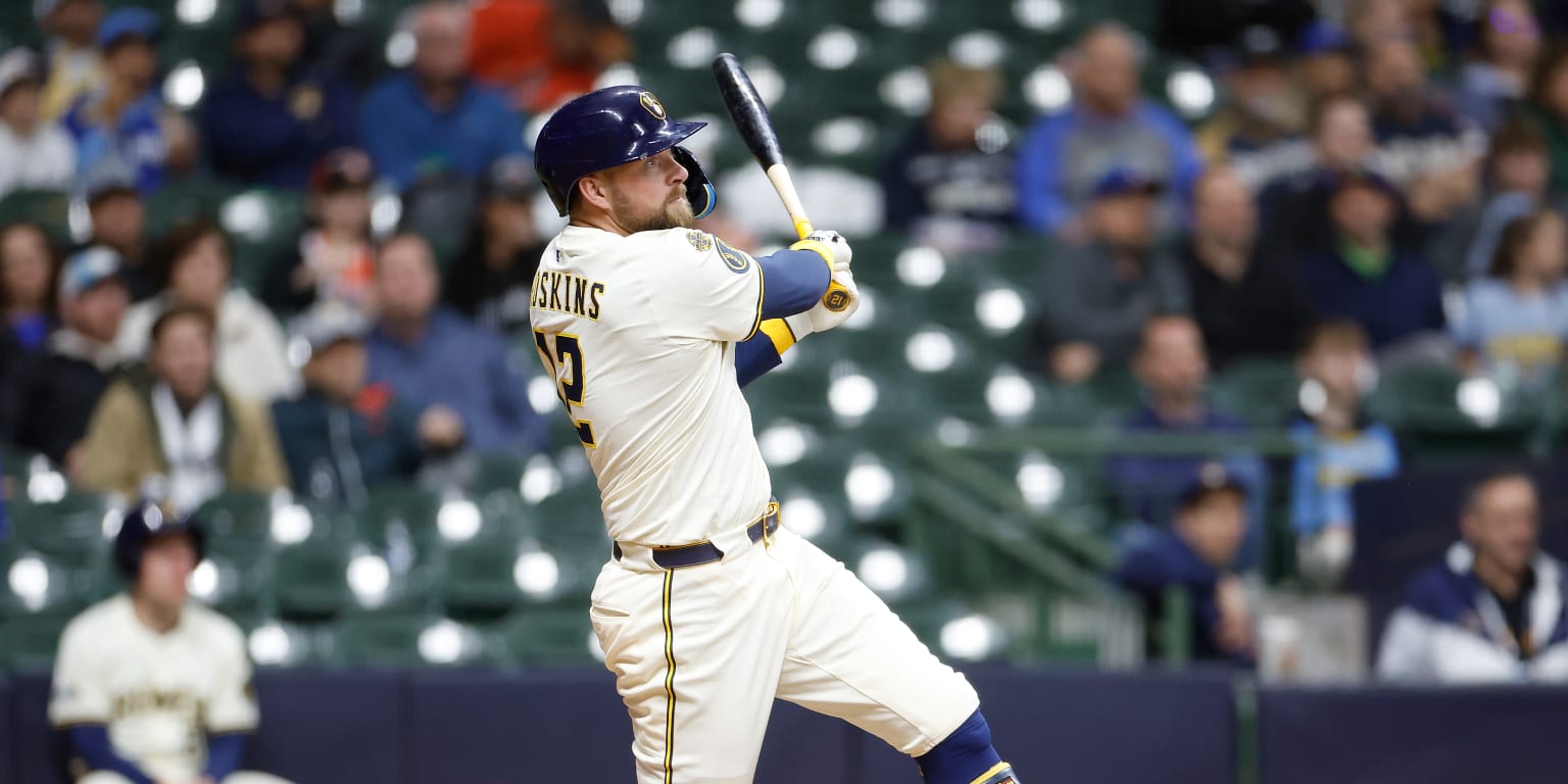 Rhys Hoskins' offensive surge helping to carry Brewers