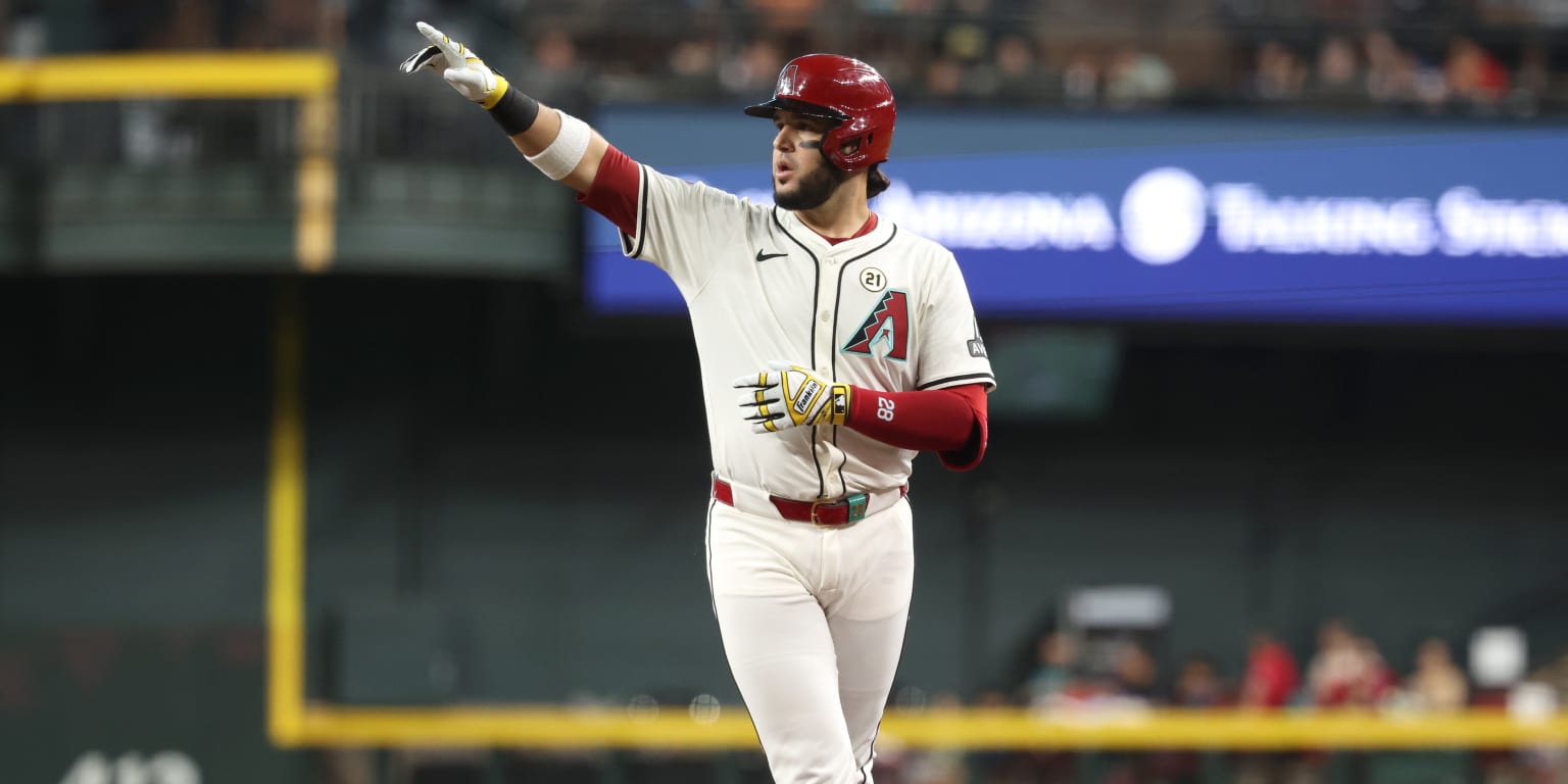 D-backs pick up Eugenio Suárez's option for 2025