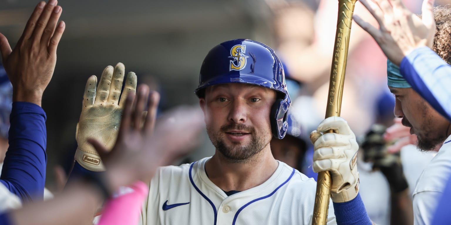 Cal Raleigh hits 2 homers for most in season by primary catcher