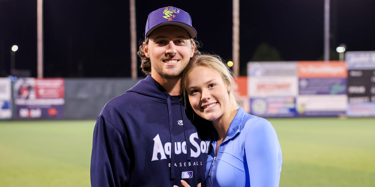 Mariners prospect Ashton Izzi proposes to his girlfriend postgame
