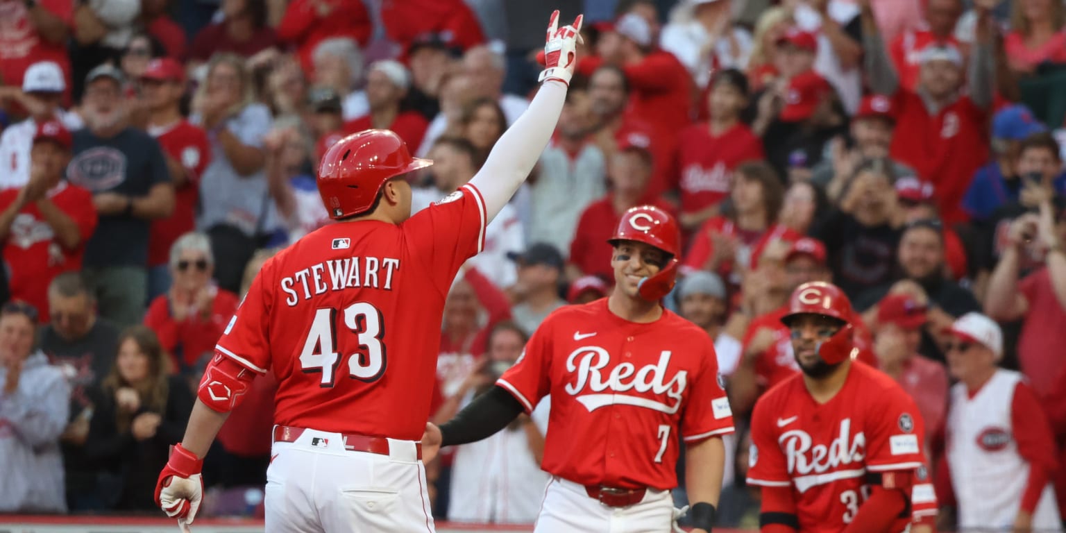 Spencer Steer helping Reds rookie Sal Stewart learn first base