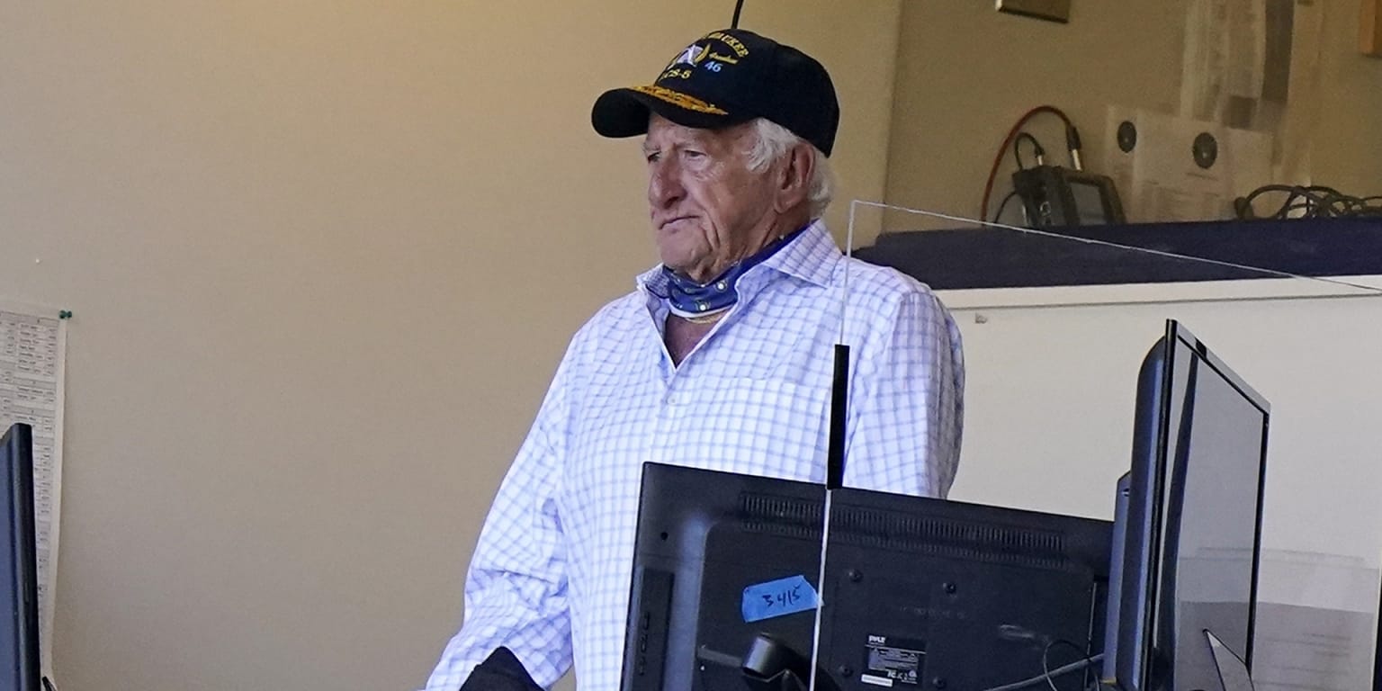 Bob Uecker enters 54th season on Brewers broadcast