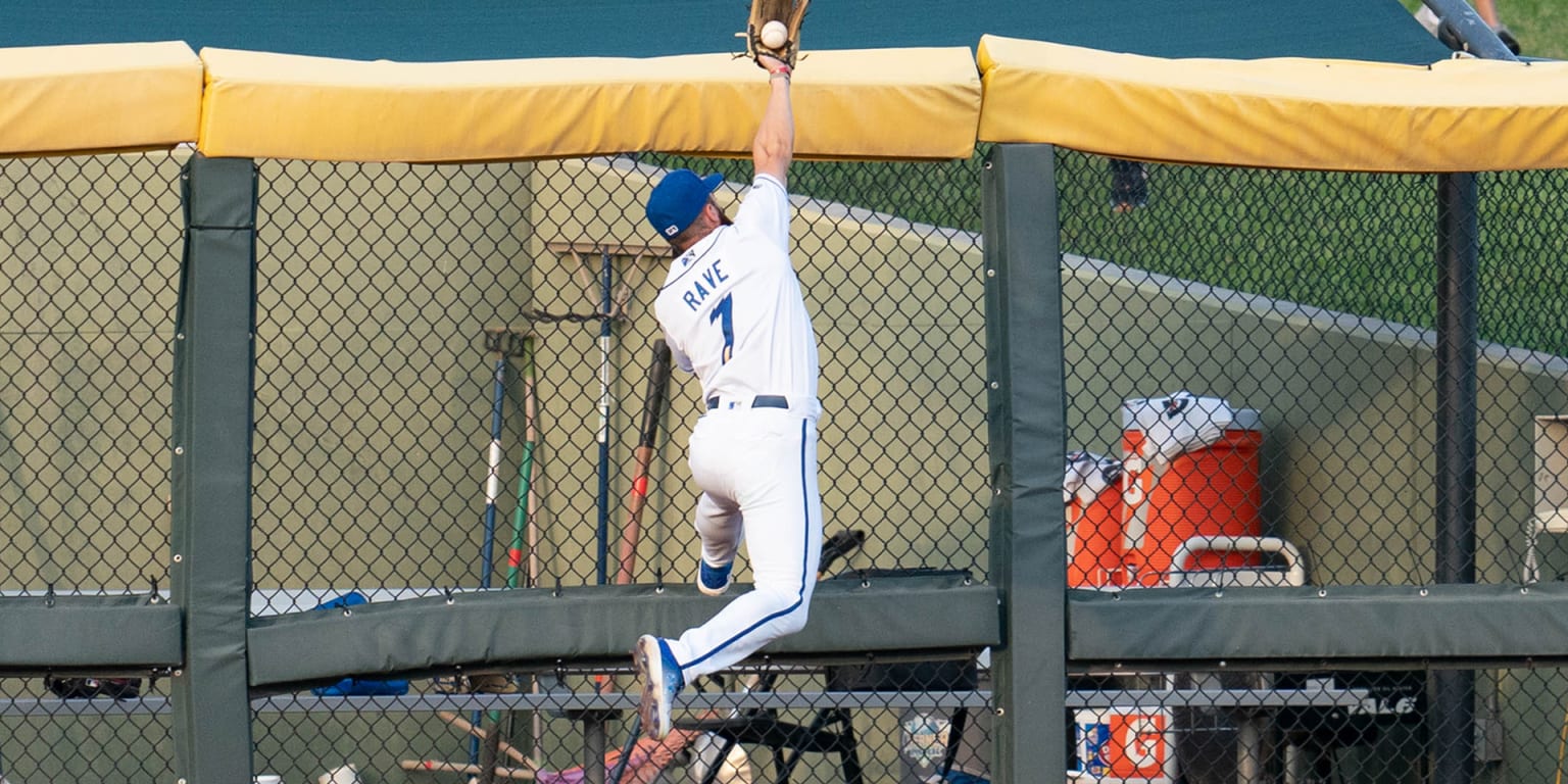 Royals prospect John Rave makes juggling catch at the wall