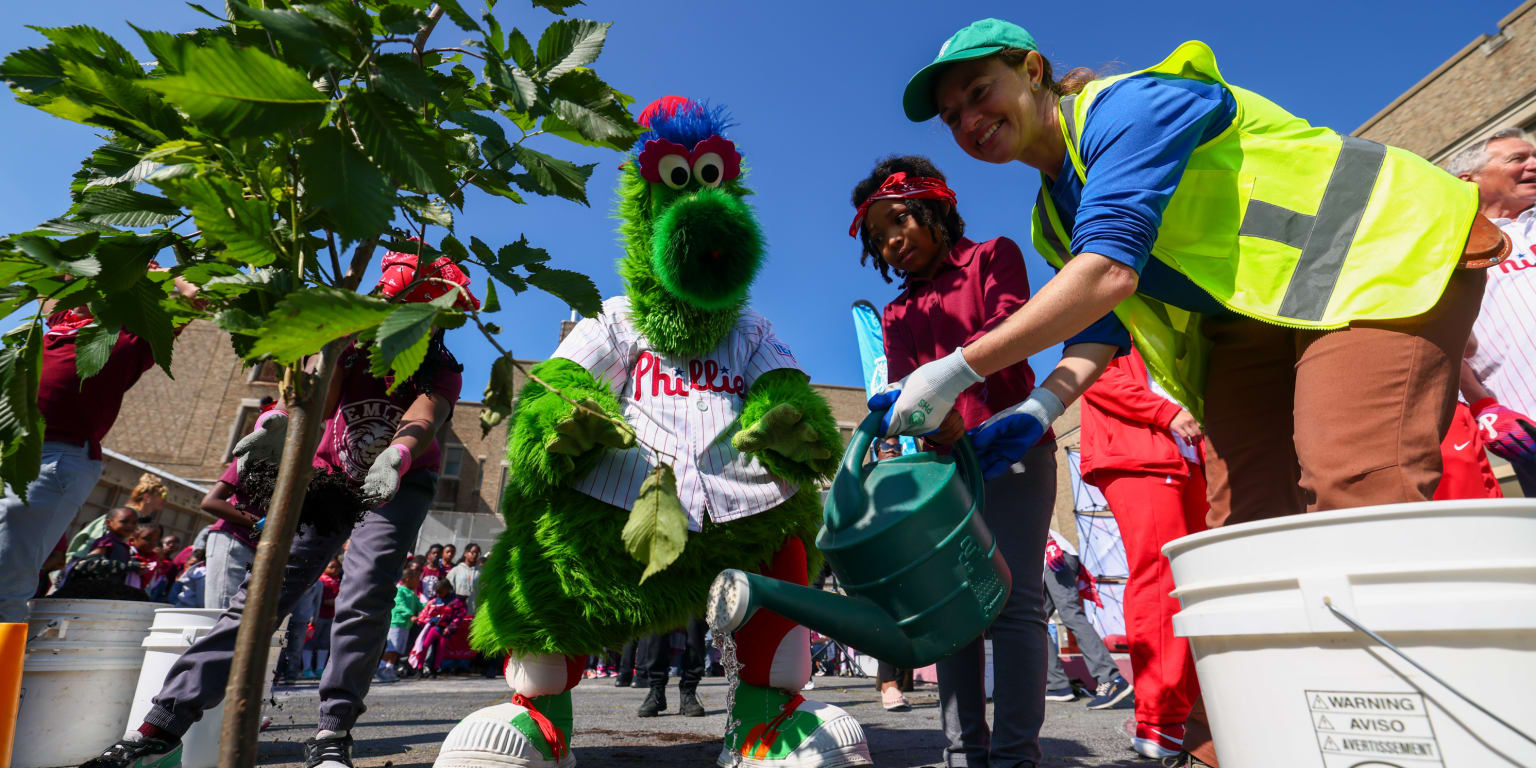 Local school gets Home Run for Trees special delivery by Phanatic, PHS ...