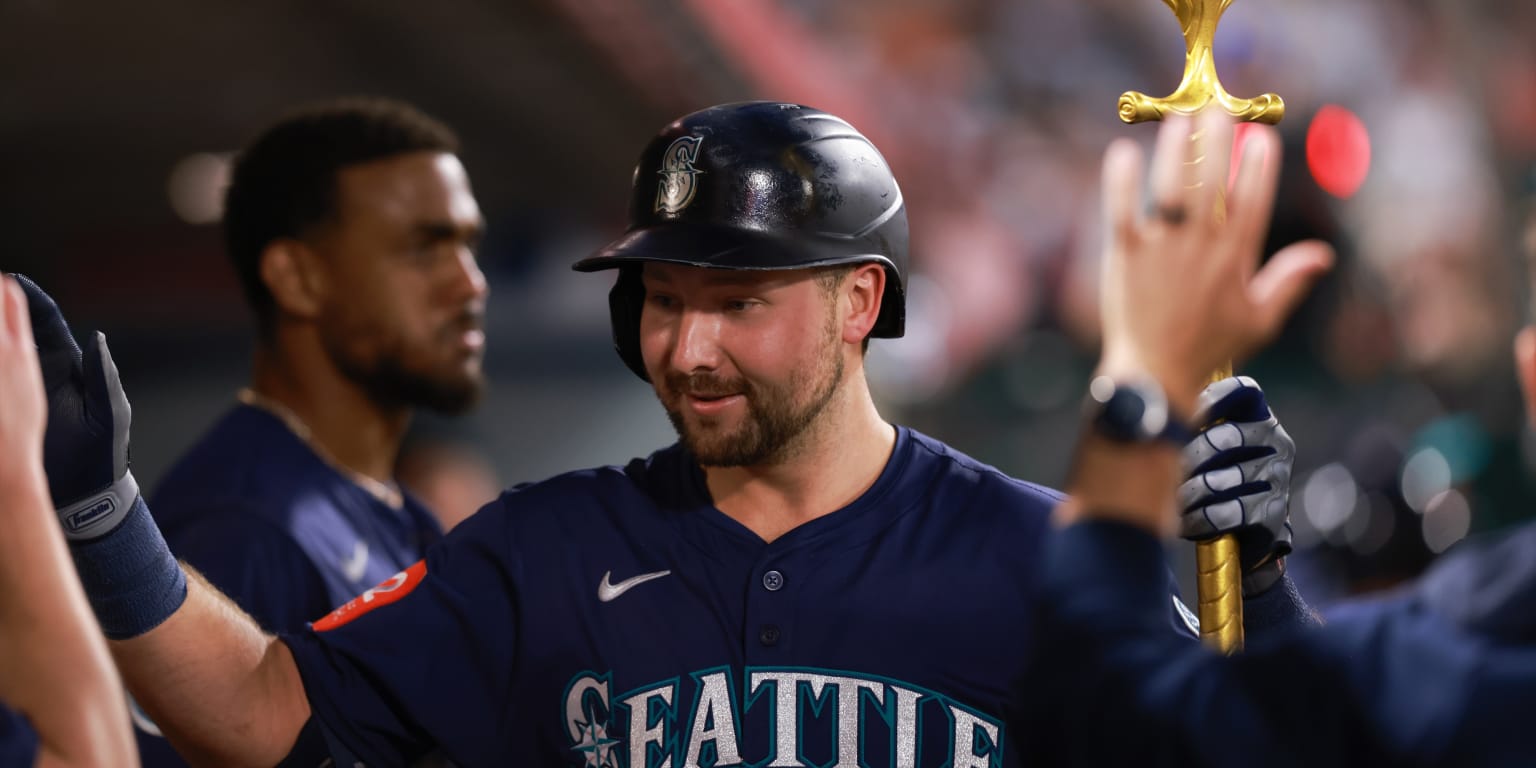 Cal Raleigh becomes first player in 2025 to hit 40 home runs