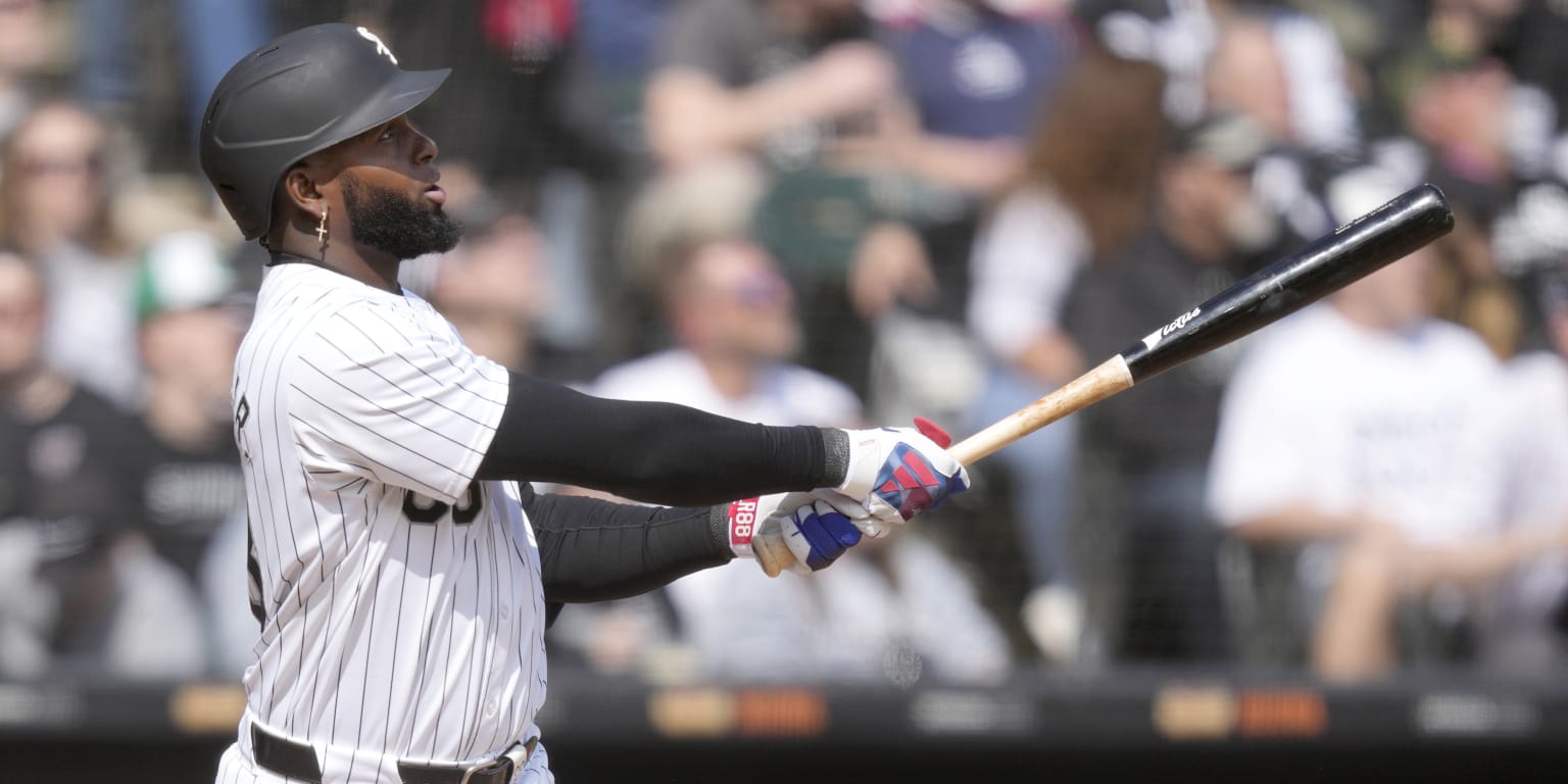 Luis Robert Jr. belts two-run homers in first two at-bats against Tigers