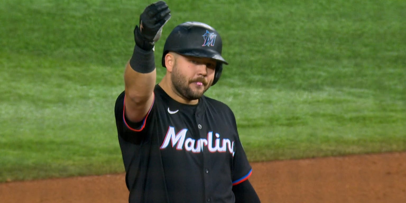 Bates de Marlins explotan temprano para imponerse a los Bravos