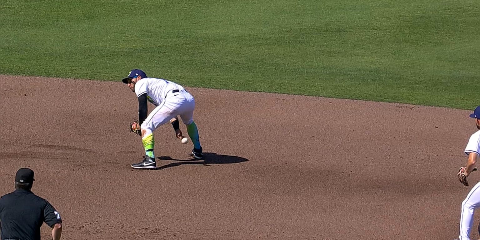 José Caballero makes between-the-legs throw to start DP vs. Yankees