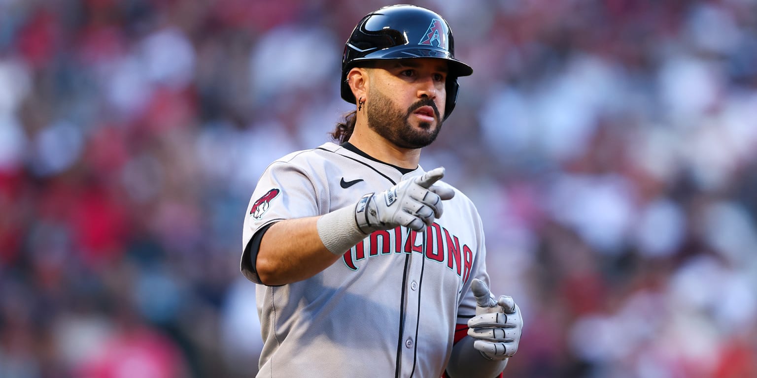 Eugenio Suárez homers twice