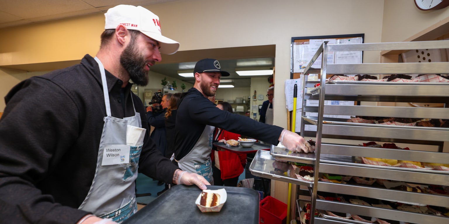 Phillies players serve warm meals at St. Francis Inn | MLB.com