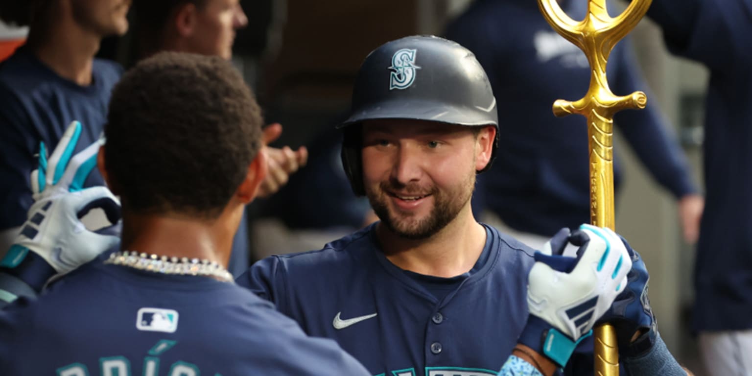 Cal Raleigh hits 30 homers in consecutive seasons